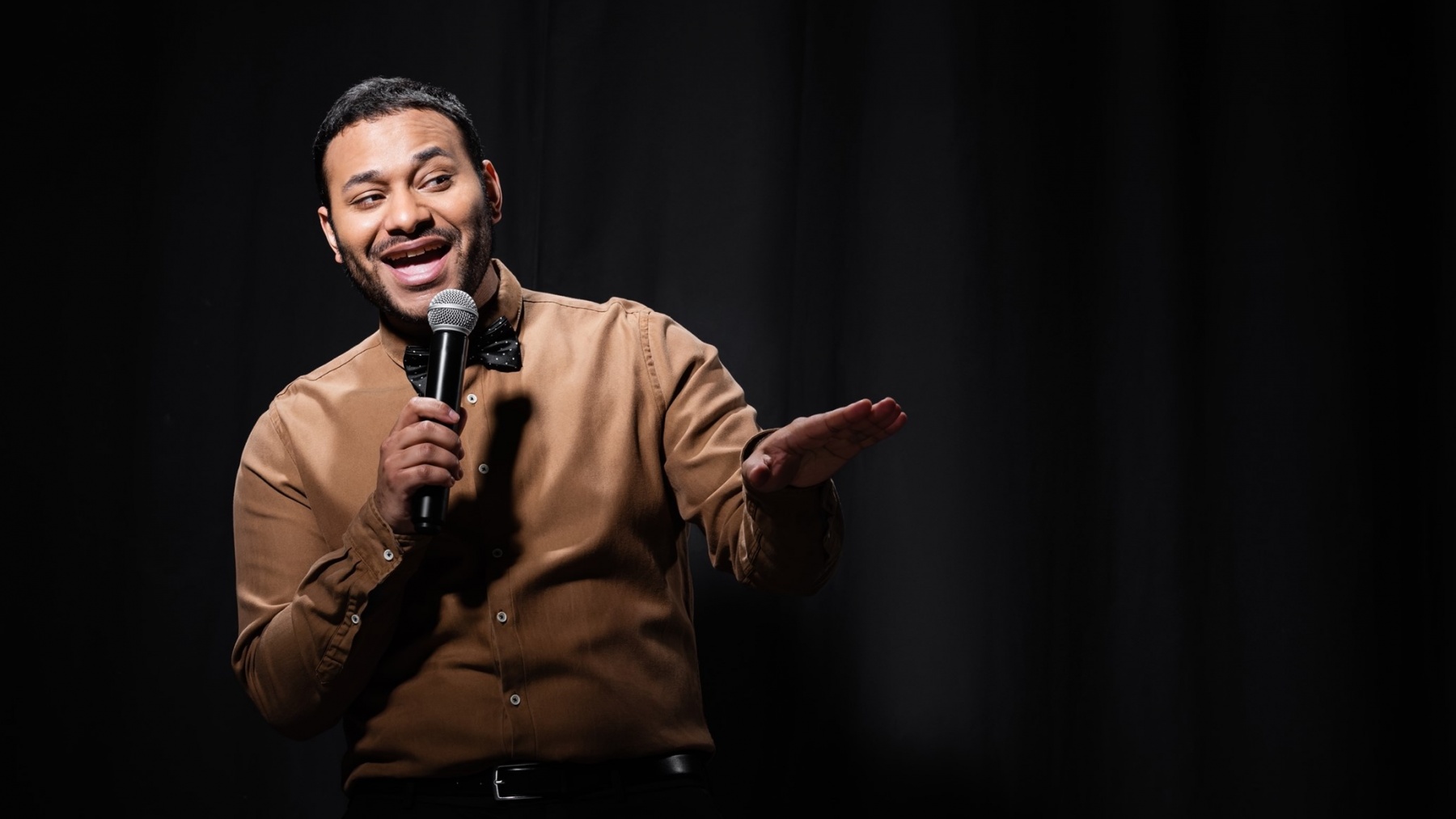 How a comedian’s body language wins over an audience | Stand up & deliver